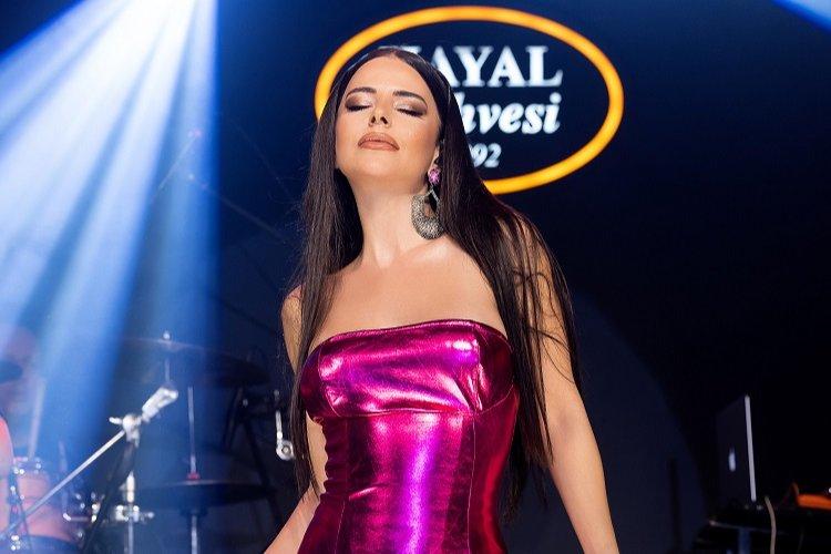 İzmir’de güzel şarkıcı Simge izdihamı - Hakkari Haber